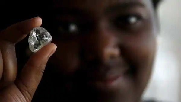 15 ஆண்டு விடாமுயற்சியின் பலன் 8.22 கேரட் வைரம்: நான்கு தொழிலாளர்களும் ...