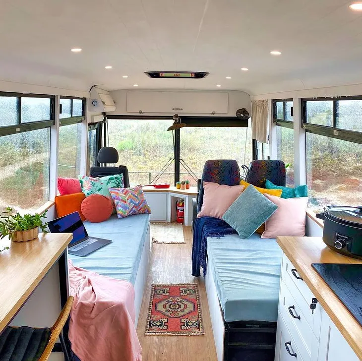 தனது பேருந்தை கனவு வீடாக மாற்றிய ஆஸ்திரேலிய தம்பதியினர்! | YourStory