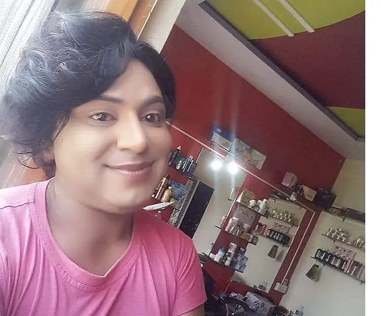 சமூக தடைகளைத் தாண்டி பியூட்டி சலூன் நடத்தும் தொழில்முனைவராகிய திருநங்கை ...