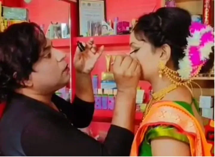 சமூக தடைகளைத் தாண்டி பியூட்டி சலூன் நடத்தும் தொழில்முனைவராகிய திருநங்கை ...