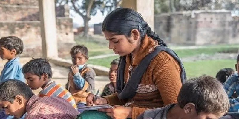20-year-old girl receives international award for educating poor kids ...