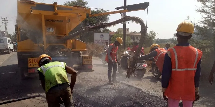 रस्त्यांवरील खड्डे भरण्याचे काम गतीने होण्यासाठी राज्यात 'जेट पॅचर ...